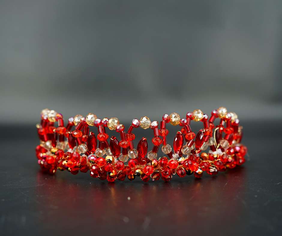 Couronne mariée rouge et d'orée. modèle Reine